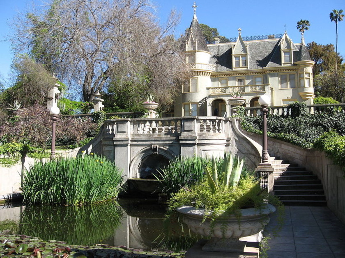 Your Local Guide to Haunted Houses in Redlands